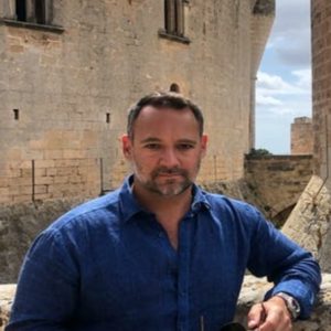 Book review: Radio Life by Derek B. Miller – SparklyPrettyBriiiight